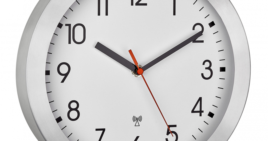 Analogue radio-controlled wall clock with metal frame | TFA Dostmann