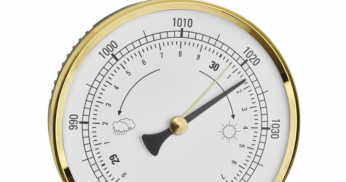 Analogue barometer with brass ring | TFA Dostmann